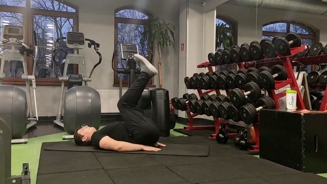 скручивание ног к корпусу лёжа на коврике