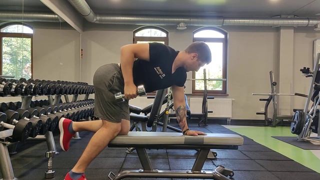 тяга гантели по одной руке