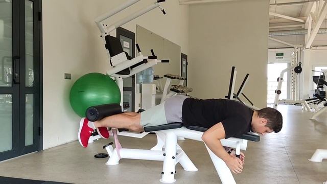 сгибания ног в тренажере лёжа.