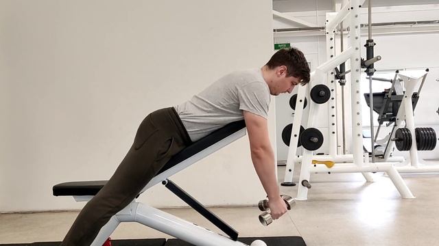 тяга двумя руками на скамье