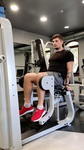 разведение ног в тренажере