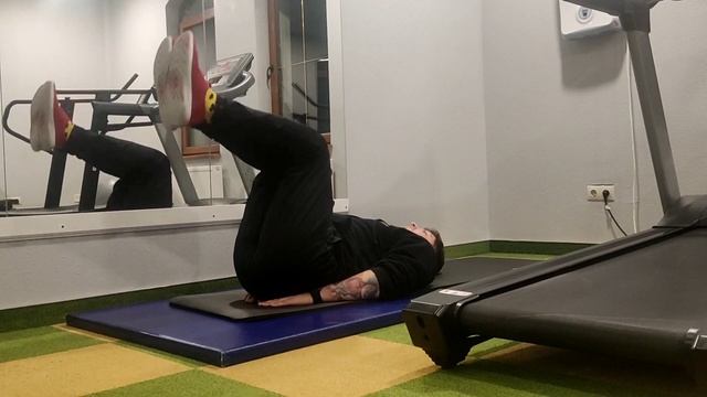 разгибания ног лёжа на коврике