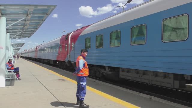 Пассажирский поезд отправляется из Улан-Батора в Москву | Туристы готовы к путешествию | Тепловоз