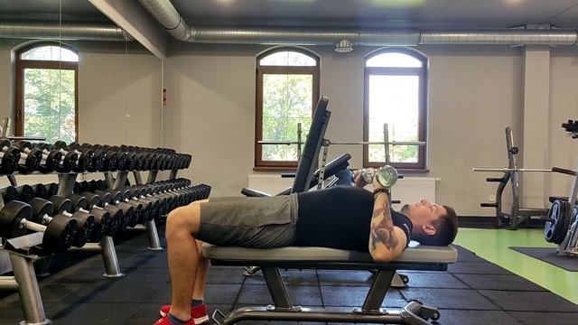 жим гантелей лежа