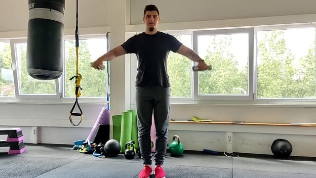 махи с гантелями через стороны