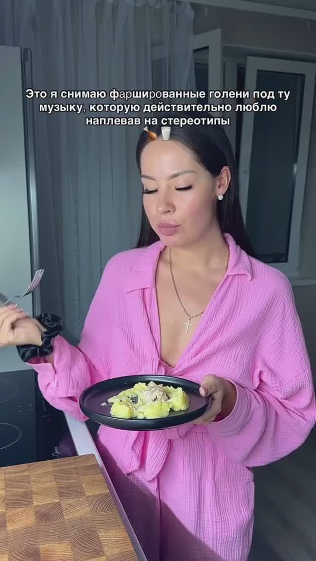 Фаршированные куриные голени 🍗🧀 (Рецепт в комментариях)