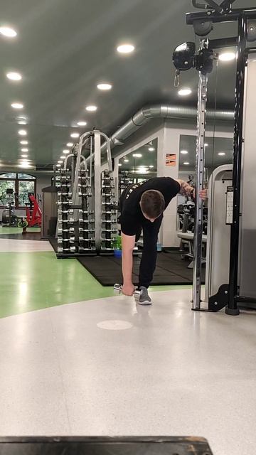 наклоны с гантелей по 1 ноге