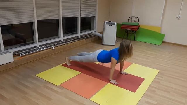 Позы собаки - горы. Динамические упражнения в йоге. Йог Н. Красильщикова. Йог, инструктор йоги