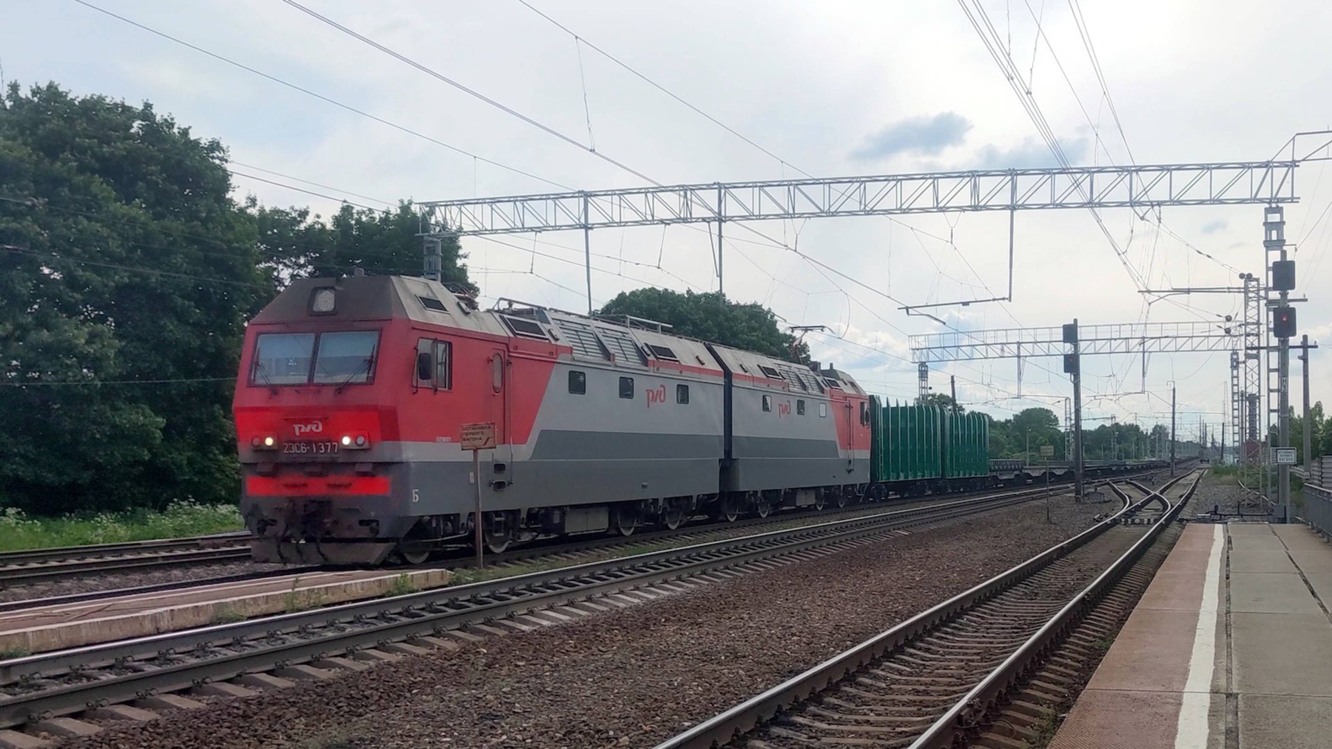 Электровоз 2ЭС6-1377 с грузовым поездом