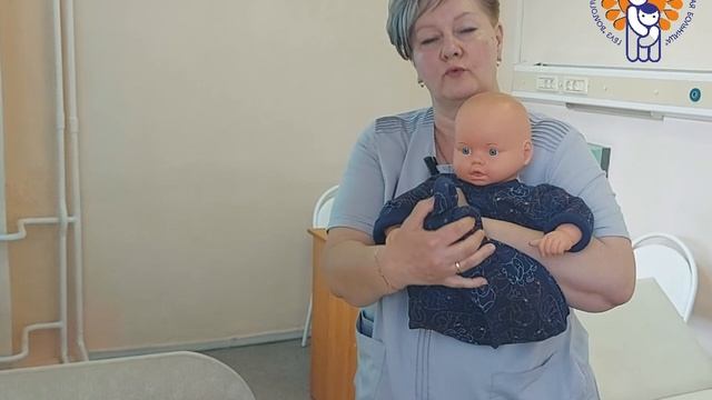 Как правильно брать и правильно носить новорожденного