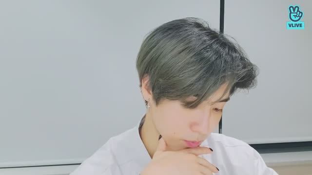 Stray Kids Vlive
Трансляция Хана (May 31 2021)
Давно не виделись?