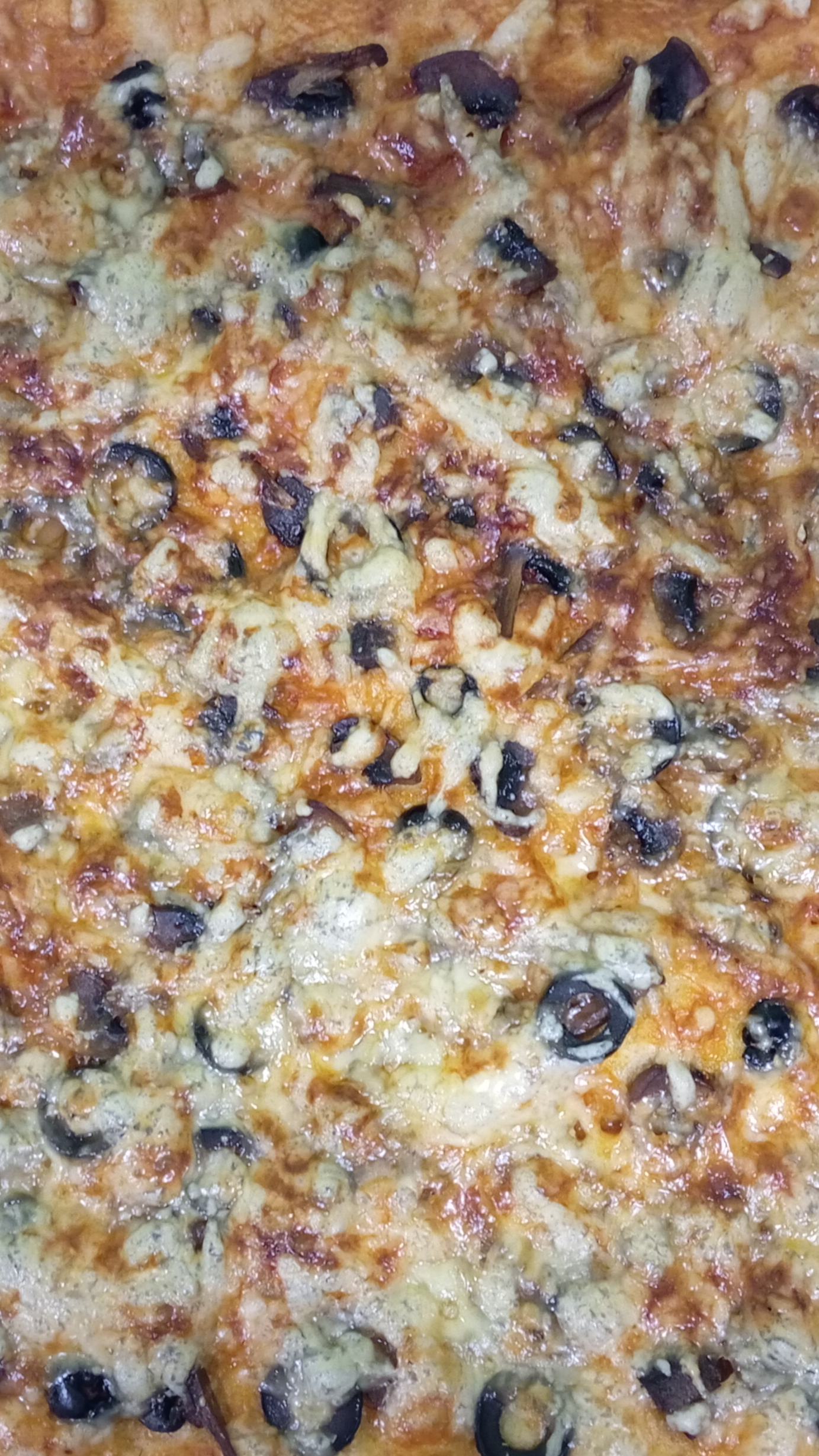 Пицца с грибами и маслинами