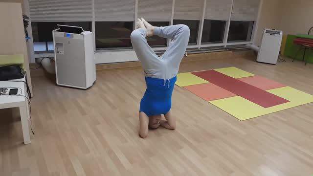 Йога. Стойка на голове. Поза вверх ногами. Н. Красильщикова. Йог, инструктор йоги в студии йоги