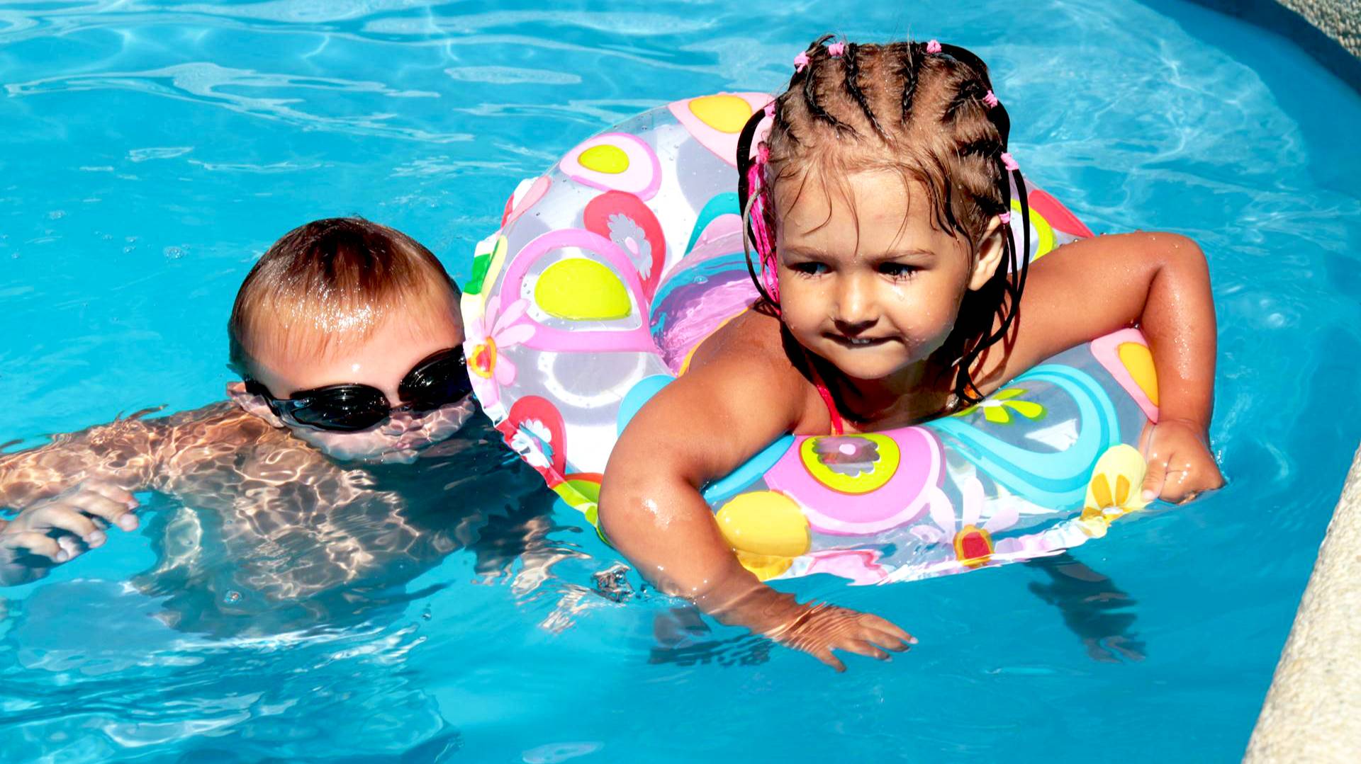 Алиса и Егор плавают в бассейне  Анапа, отель Бавария. Отдых в Анапе с детьми.