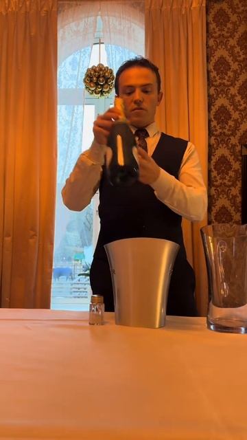 Как быстро охладить игристое с помощью льда и соли?