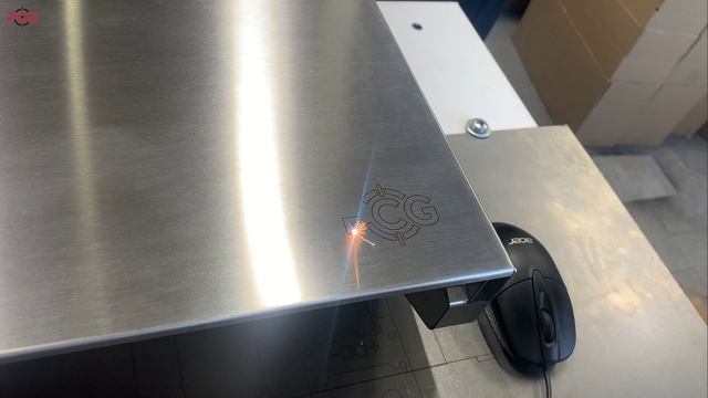 Процесс нанесения логотипа "PCG" на корпус ультрафиолетовой ловушки.