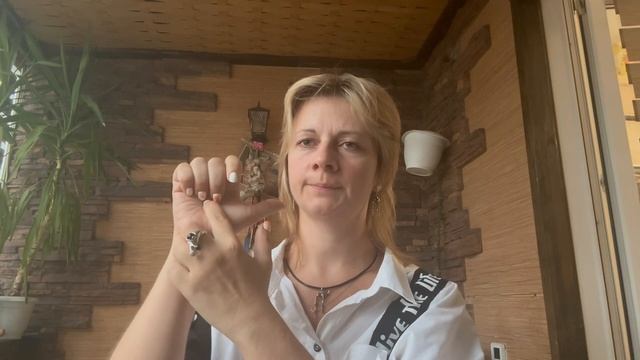 Массаж точки Лао Гун помогает унять сердечную боль, улучшить настроение, снять приступ истерии.