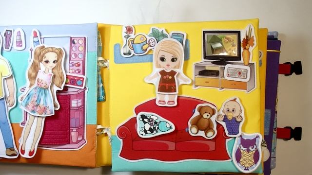 Семья кукол из мамы, папы, дочки и малыша. у каждого своя комната. Всё в одной книге