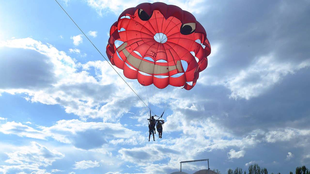 На парашюте над Иссык-Кулем. Пансионат Золотые Пески Бостери. Отдых на Иссык-Куле 2017