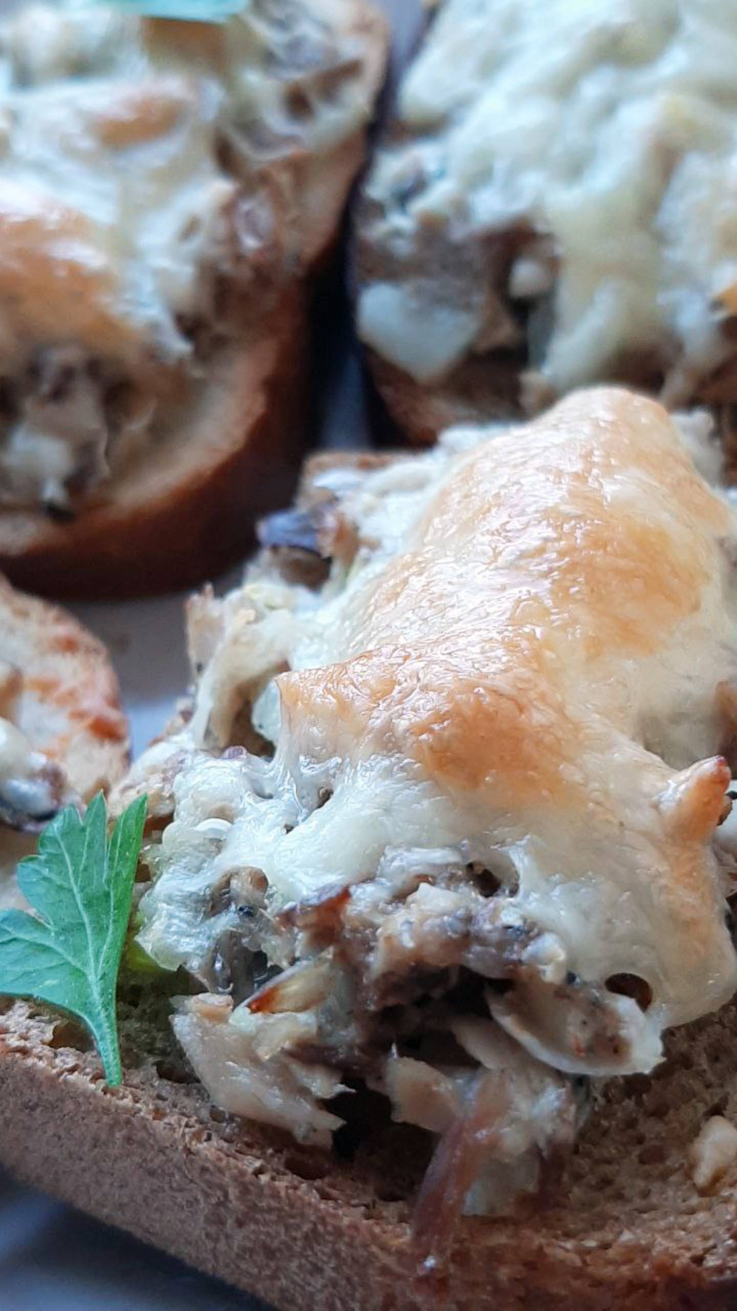 Горячие бутерброды с рыбными консервами и сыром.