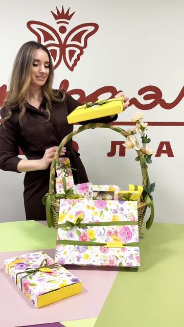 Корзина с конфетами: ассорти, суфле-безе, сухофрукты, чай 2120г