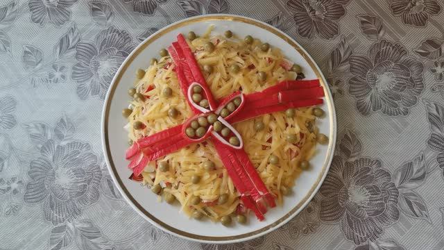 НАШЛА Рецепт в СТАРОЙ ГАЗЕТЕ!! Необычно и ОЧЕНЬ ВКУСНО Салат " Подарок"