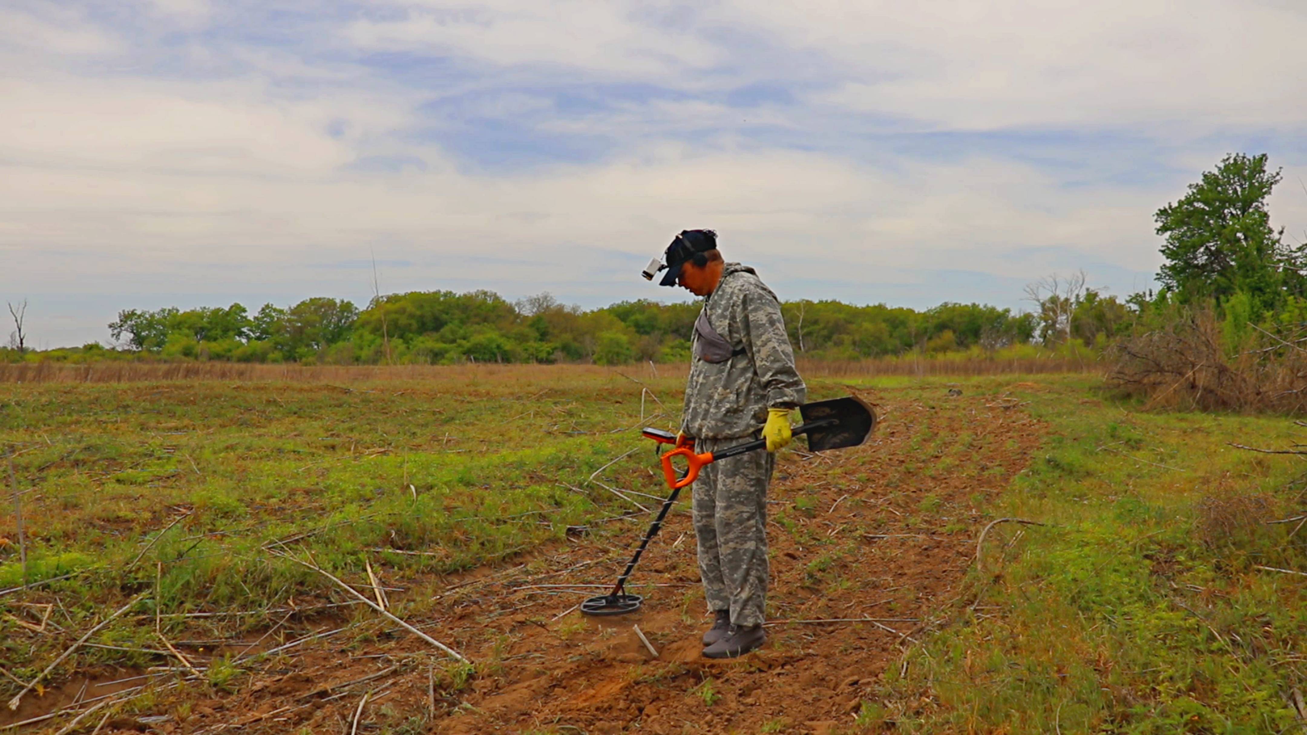 В поиске клада, с металлоискателем Quest Pro.