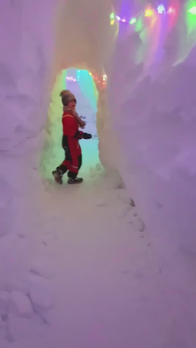 Торжественное открытие снежной пещеры