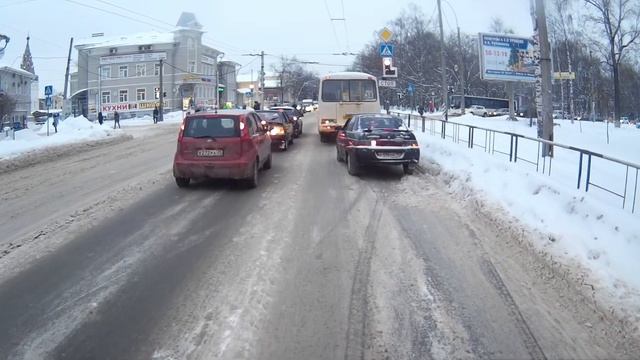 Тормозит в сугроб.