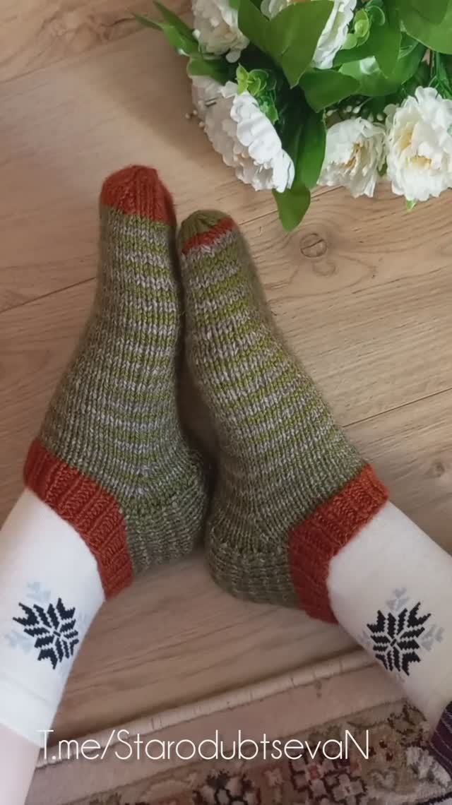 Вязаные спицами полосатые следки из остатков пряжи