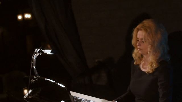 Ирина Крутова - В СТАРОМ САДУ