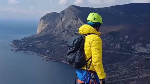 Участник программы Клуба 7 Вершин готовится на скалах Крыма к экспедиции на Пирамиду Карстенса