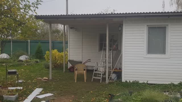 Крыша над террасой на столбах