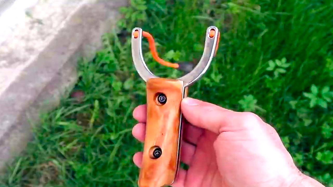 Крутая РОГАТКА из ржавого МЕТАЛЛА для ОХОТЫ и РЫБАЛКИ интересная самоделка