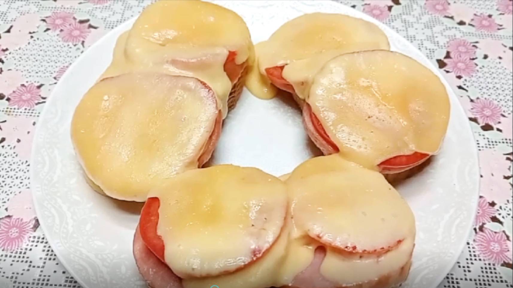 Горячие бутерброды на завтрак из ветчины, помидоров и сыра! Быстро и вкусно!