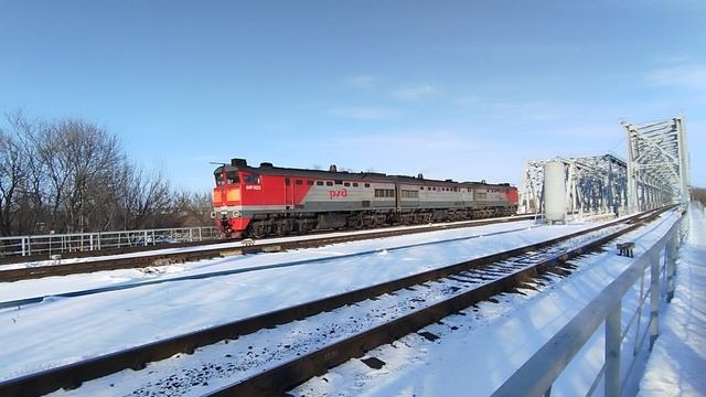 Елец. 3ТЭ10М следует по мосту над рекой Сосна. 23.02.25.