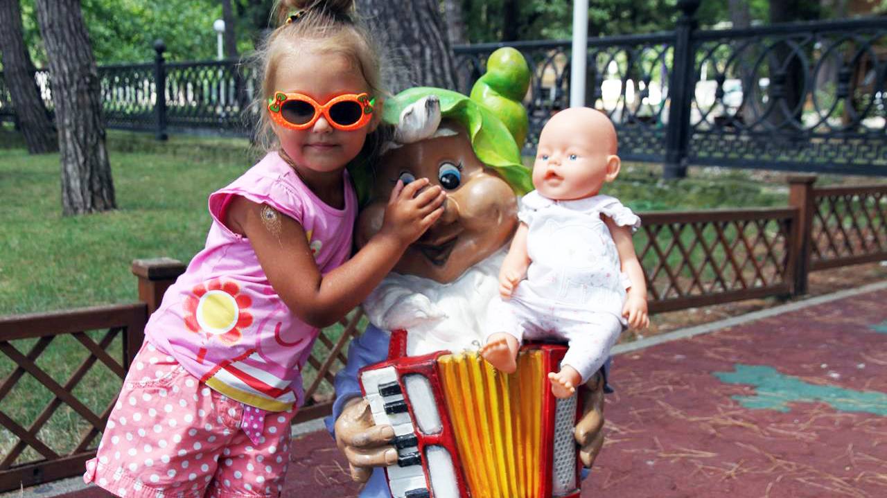 Алиса и Беби Бон на детской площадке. Автопутешествие Отдых в Геленджике 2016 День #22