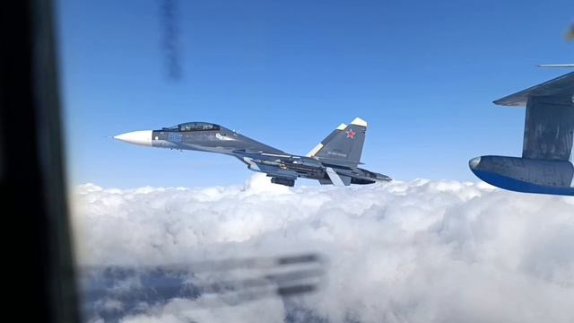 Противолодочный самолет Бе-12 ВМФ России и его свита