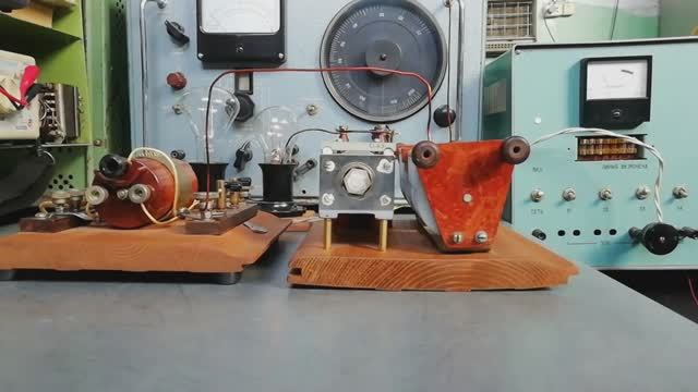 Искровой передатчик, передача музыки/Spark transmitter, music transmission.