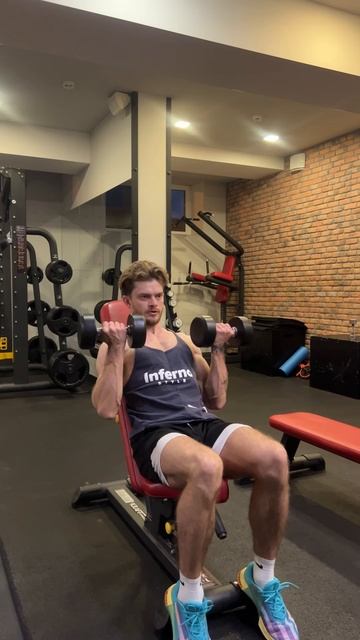 Супинированные сгибания рук с гантелями 45⁰