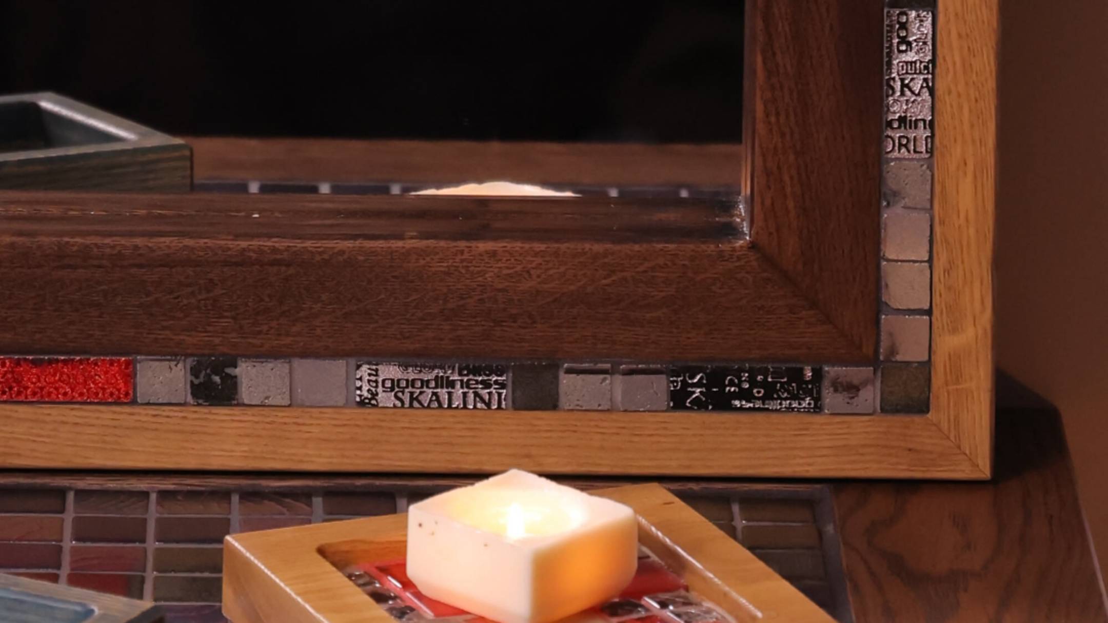 C-03- 201 Зеркало в раме ручной работы из массива ясеня, тонированного 2-мя разными цветами