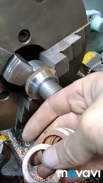 проточка медных шайб на токарном станке.mp4