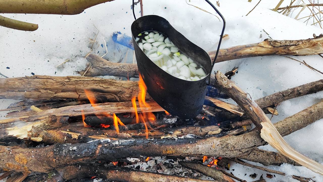 Зимняя рыбалка. Хороший отдых на природе, наловили ершей, сварили суп с тушенкой.
