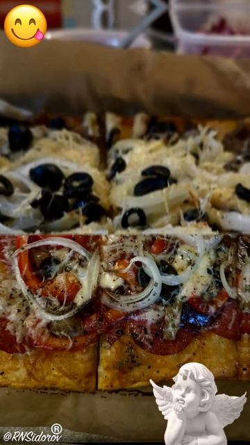 Кулинарим. Решил приготовить пиццу, но по продуктам получилось две)) Как Вам?