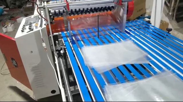 Станок для производства трапециевидных пакетов для салатов HYSJ-900 (тестовое видео)
