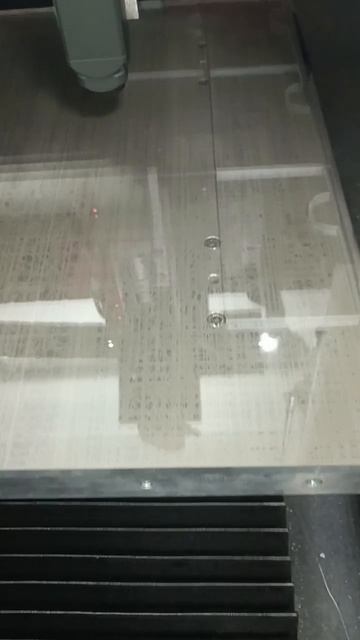 Процесс лазерной резки стекла в НаградыВсем. Готовим награды арт. N052