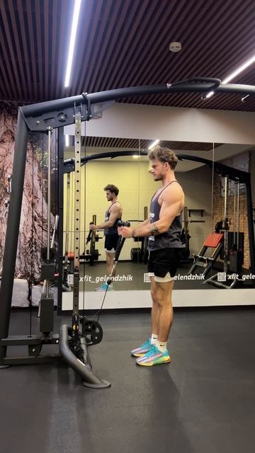 Сгибание рук в кроссовере с канатной рукояткой