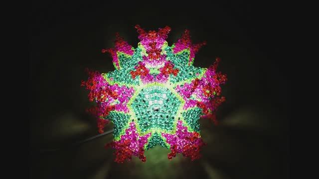 10. Авторский светильник из бусин "Чудо морское"