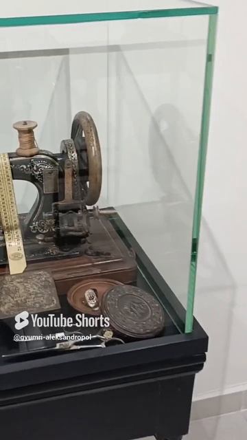 Древние утюг на углях и швейная машинка.. _ #gyumri #aleksandropol #leninakan #гюмри