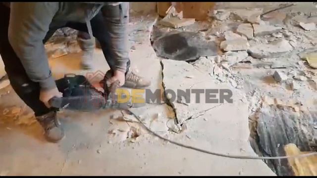 Демонтаж стяжки пола в квартире.